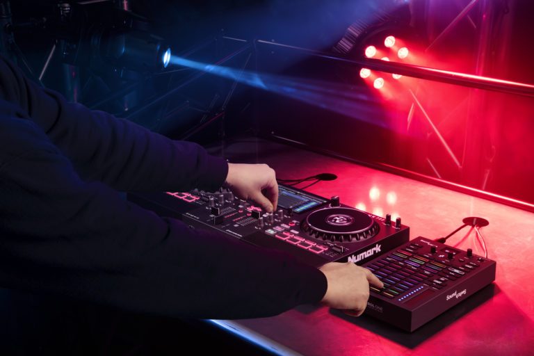 SoundSwitch Release The Control One - We Are Crossfader