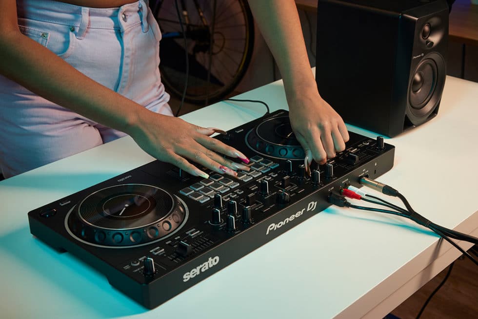What You Should Know Before Buying: DDJ-FLX4 vs. DDJ-REV1