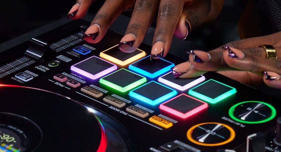 Learn to DJ - The complete beginners guide - Crossfader
