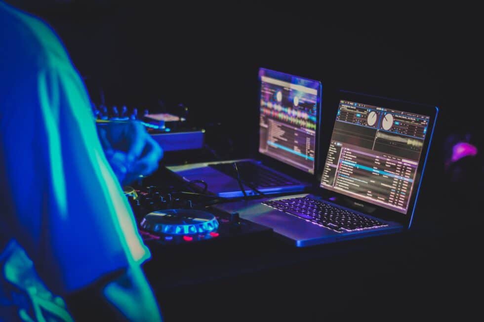 Best DJ Software For Beginners in 2025 - We Are Crossfader