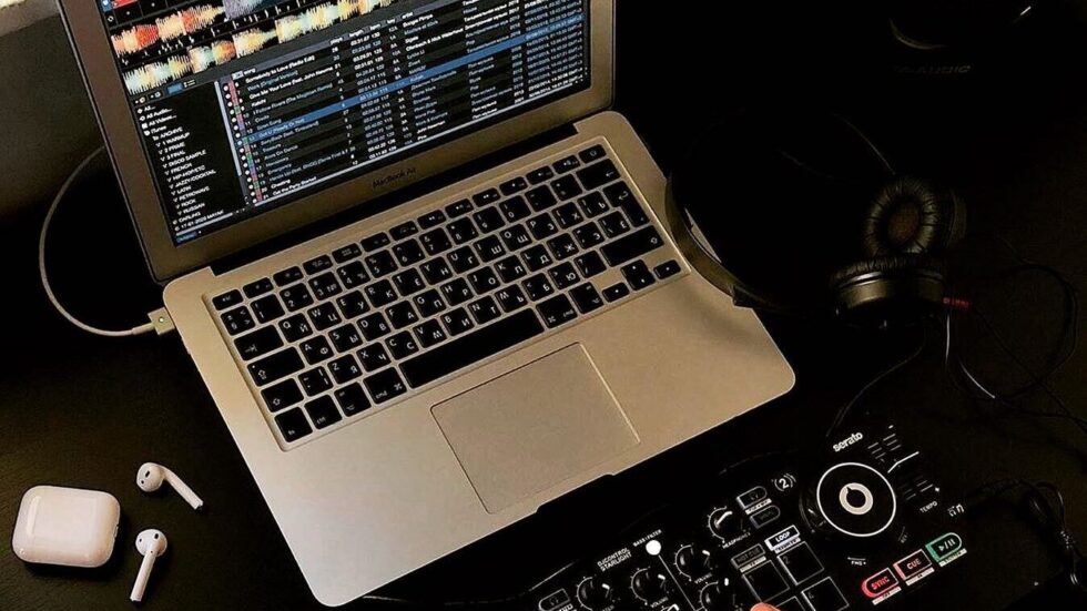 Best DJ Software For Beginners in 2025 - We Are Crossfader