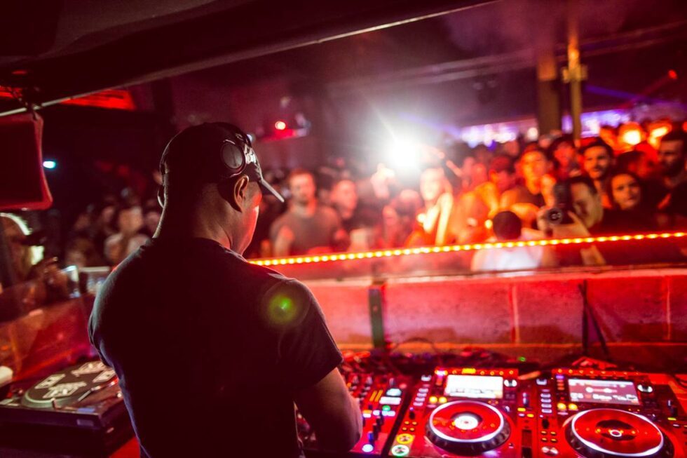 5 Essential Tips for DJs to Make It in the Music Industry