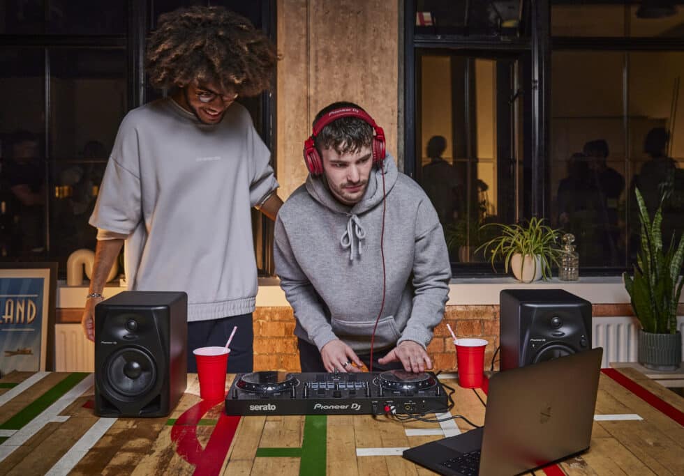 DJ Controller Scratching: A Step-by-Step Guide for Beginners