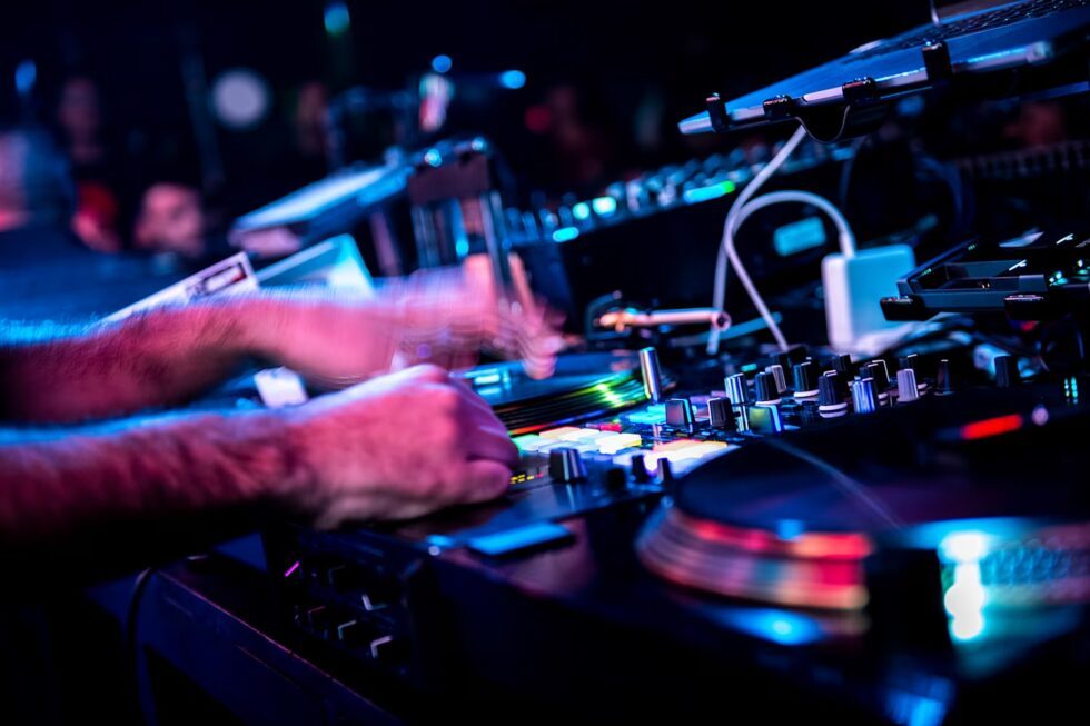 DJ Controller Scratching: A Step-by-Step Guide for Beginners