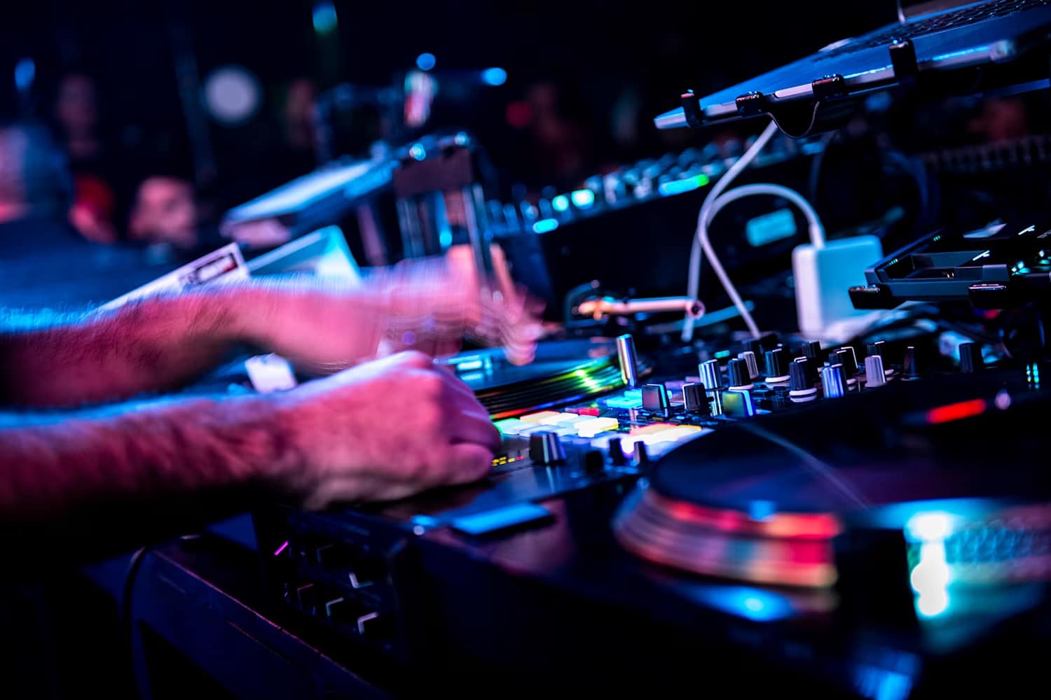 DJ Controller Scratching: A Step-by-Step Guide for Beginners