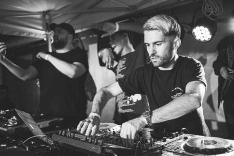 Learn to DJ - The complete beginners guide - Crossfader